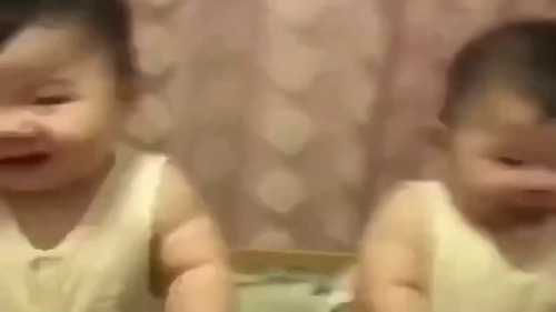 双胞胎宝宝模仿秀,这模样真没谁了,太搞笑了