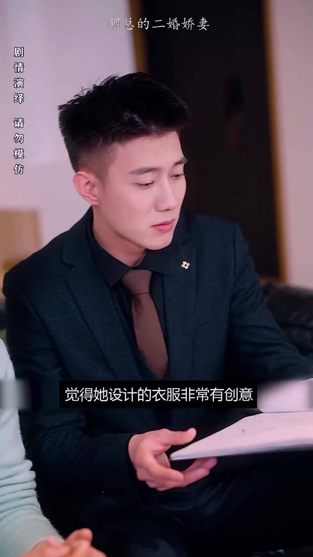 女人虽然在摆地摊,设计的衣服竟比高级设计师的还高级