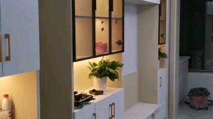 东莞装修:顶面白色乳胶漆配灰色太空漫步!柜体原木色配白色金色拉手...