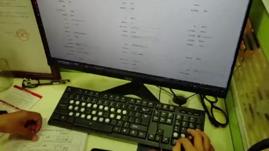 报考高峰期[握手]日常忙碌帮学生注册学籍