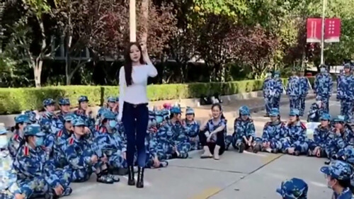 班主任是漂亮的舞蹈老师,给全部学生表演才艺,网友:羡慕了!