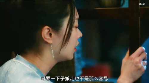 女孩无意中扶了一下书柜,没想到却意外按到了密室的开关