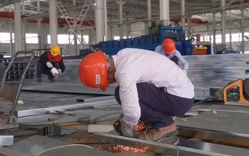 新之杰对Z型钢檩条进行切割中满足孟加拉客户需求