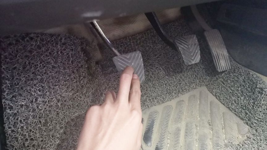 开车打火时,到底用不用踩离合踩刹车?老司机现场讲解 新手注意