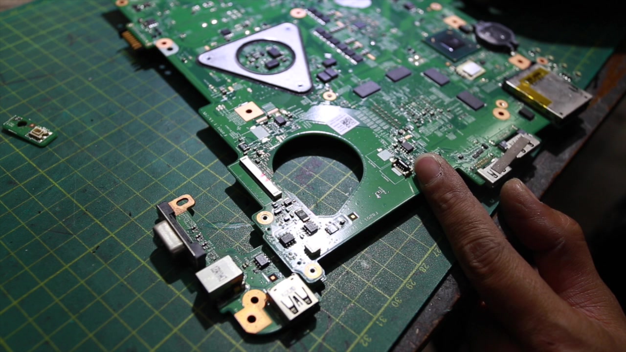 笔记本独立显卡坏,拆个电感完美抛弃,集成显卡来当家