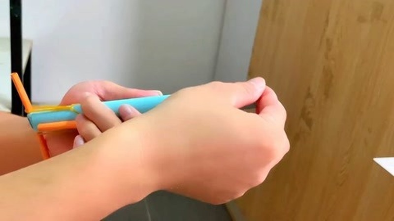用两张纸和橡皮筋做一个简单的弹射枪,给宝宝玩#折纸#手工#弹射枪