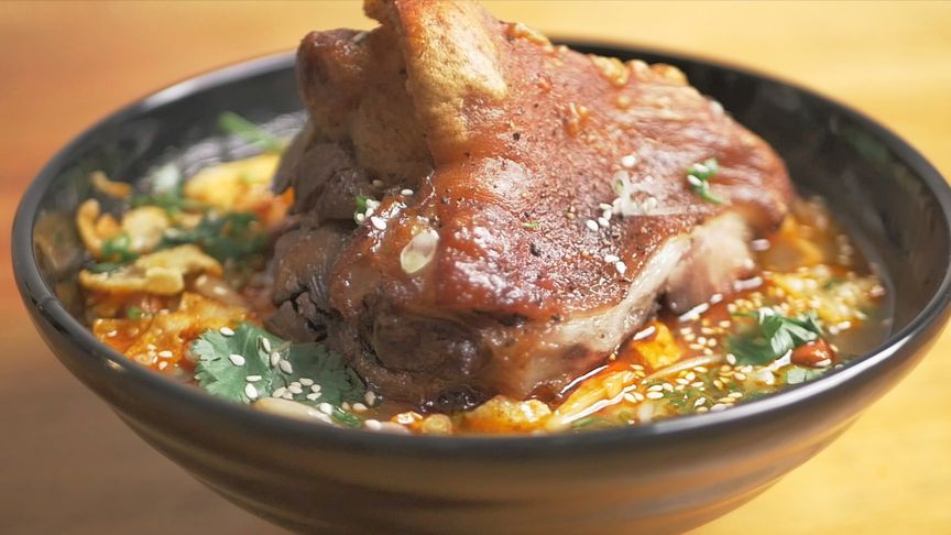 螺蛳粉汤怎么熬?教你从零开始做豪华烤猪肘螺蛳粉套餐!