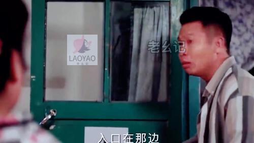 这大哥还知道敲门,还挺有礼貌,网友:啥家庭啊两个门