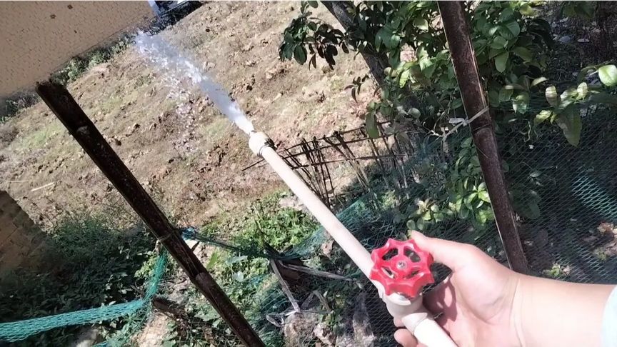 用临近报废的水管配件制作喷水枪(下)看看怎么样喷水枪效果杠杠的