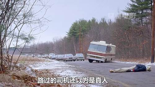 男孩把稻草人扔到路上,竟引发连环交通事故