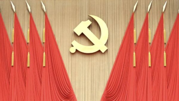 人民大会堂内军乐团奏乐响起,拉开党的二十大开幕会序幕