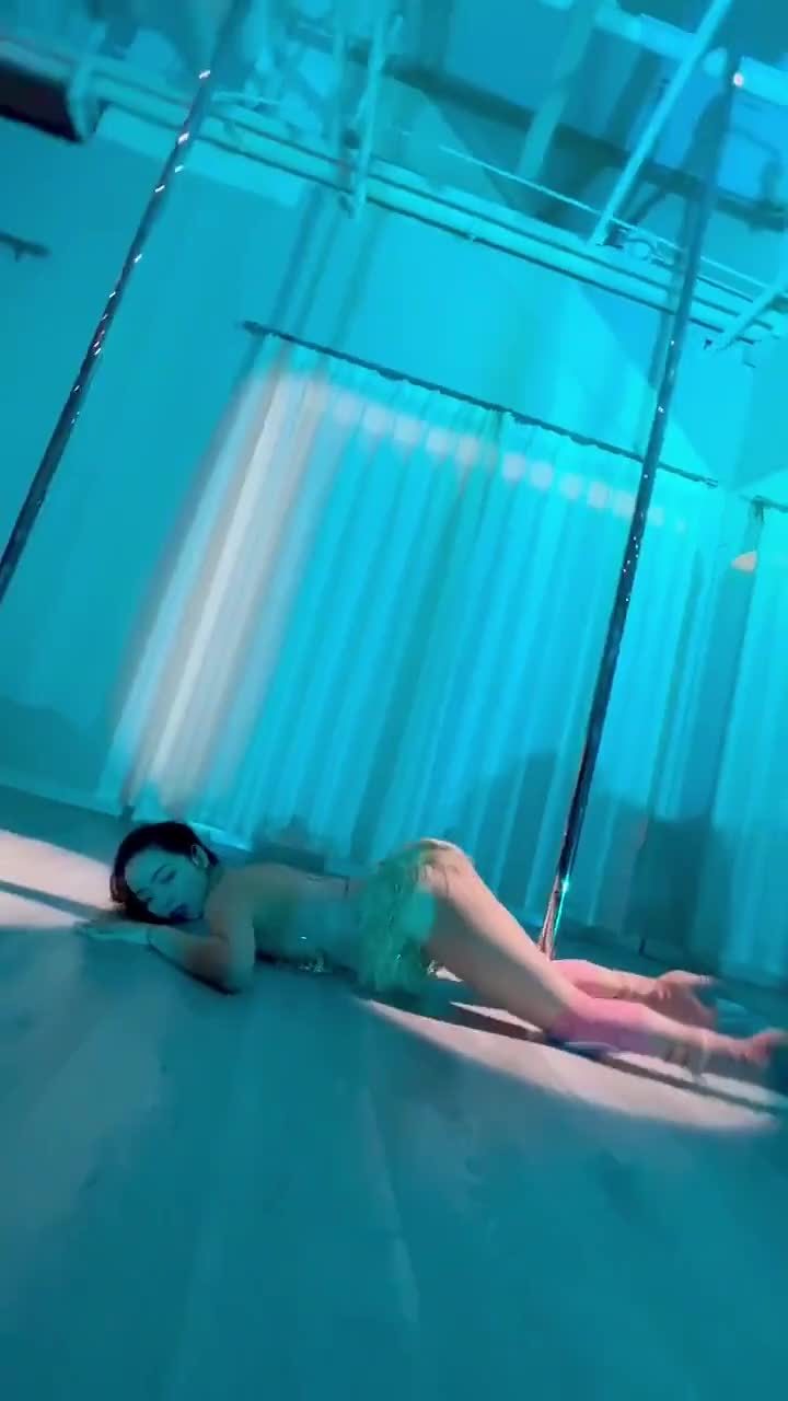 #钢管舞技巧 #翘臀美臀 #钢管舞蹈 学性感舞蹈,找我哈