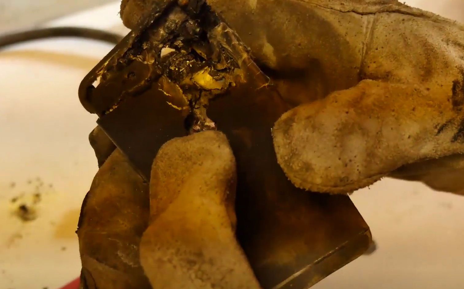 iPhone 6S遭遇六千安电流 惨不忍睹!