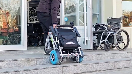 遥控摇杆双操作的电动代步车,折叠后可拉着上台阶天津实体店专卖/...