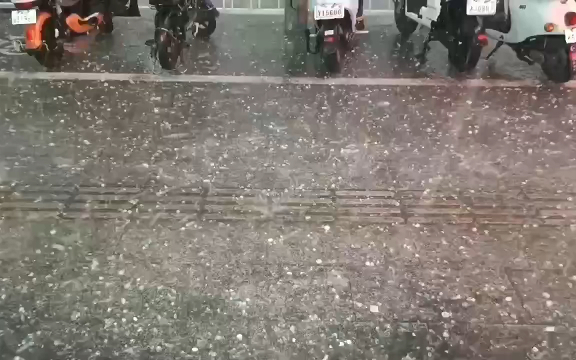 广州下冰雹了,不会是世界末日要来吧。