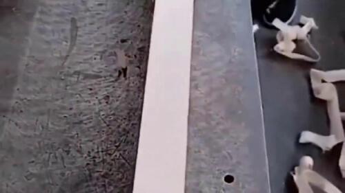 师傅用新刨子处理了一根木材,看这平整的表面,就知道刨子很好!