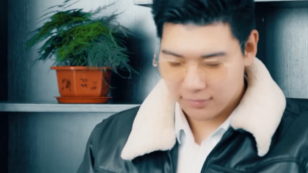男士秋冬羽绒服穿搭之惠馥真皮皮衣