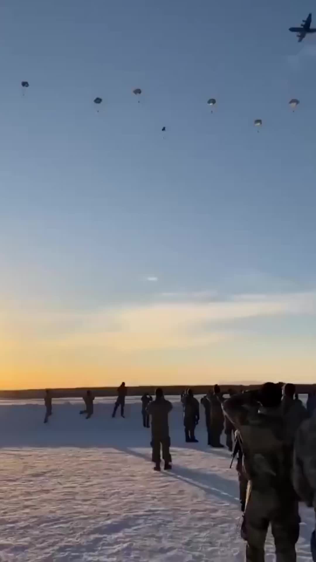 美国空降兵在在跳伞过程主降落伞出现故障,在紧急关头打开了备用伞...