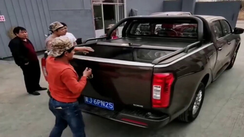 小伙子买车不听别人劝,就喜欢实用又漂亮的皮卡!