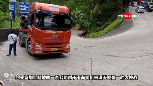 半挂牵引车重载爬坡,弯道太急遇到困难,司机的操作让人佩服
