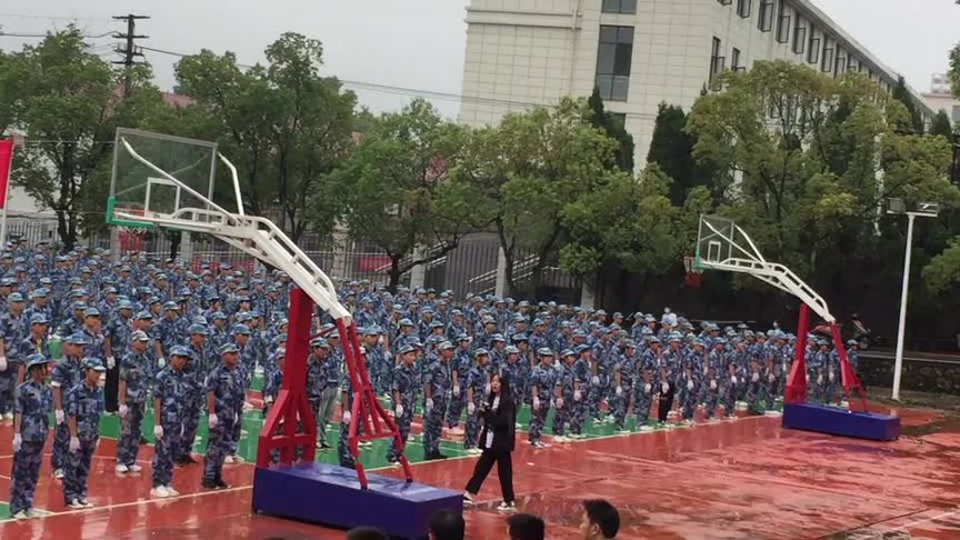 礼仪操表演,同学们动作整齐划一!