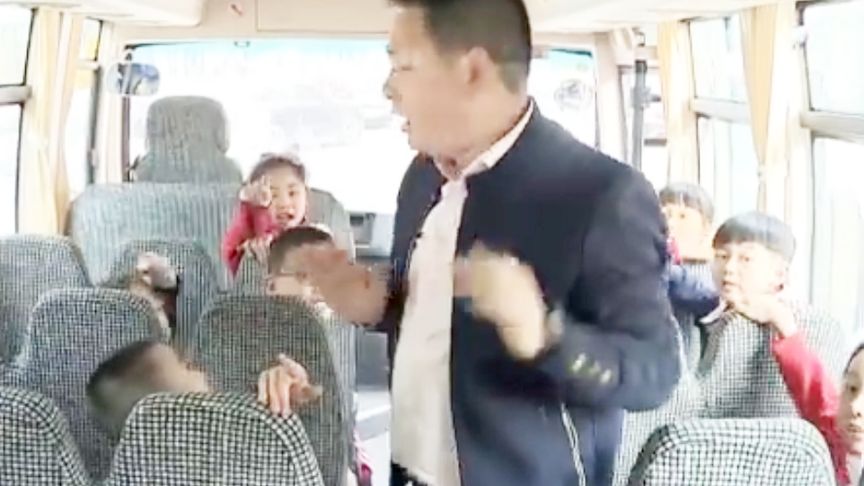 事故揭谜:校车出事故怎么办?安全锤喝和紧急通道是逃生关键