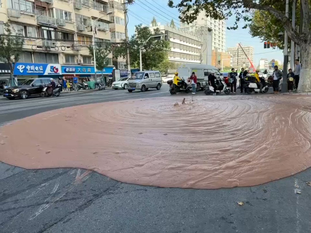 ...的事情,官方回复称:是地铁盾构机掘进过程中,土体改良使用的泡沫剂...