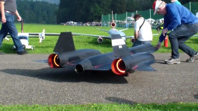 SR71的模型飞行全过程,造型无比啊。