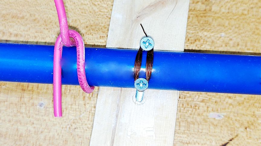 3根木方呈楼梯形排列,没有管卡怎么固定PVC硬水管?方法很简单