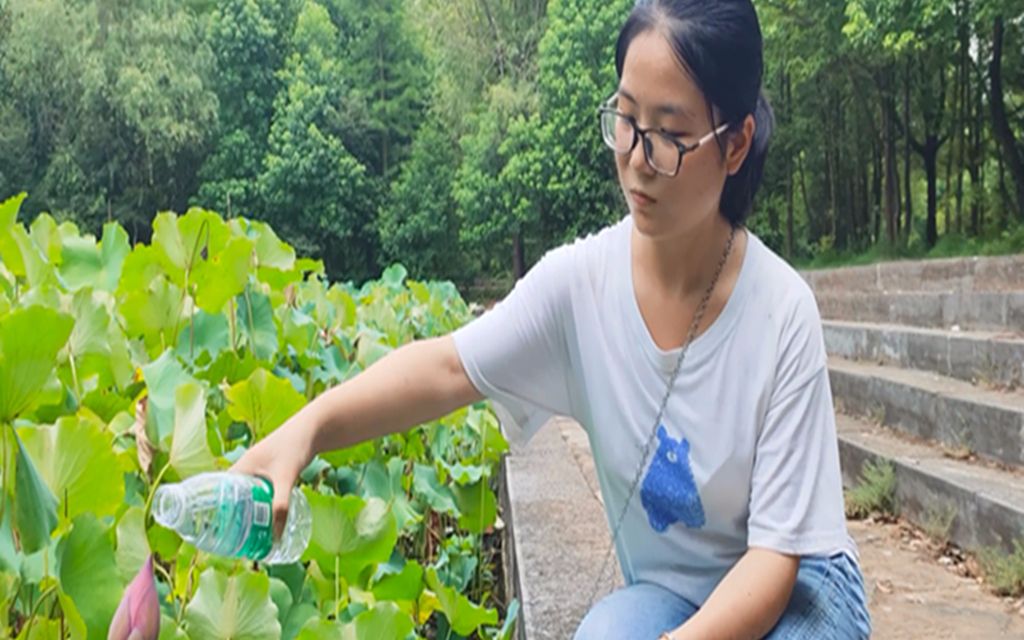 【子午线·视评1分钟】留守女生选考古专业没“钱”途? 该反思的...