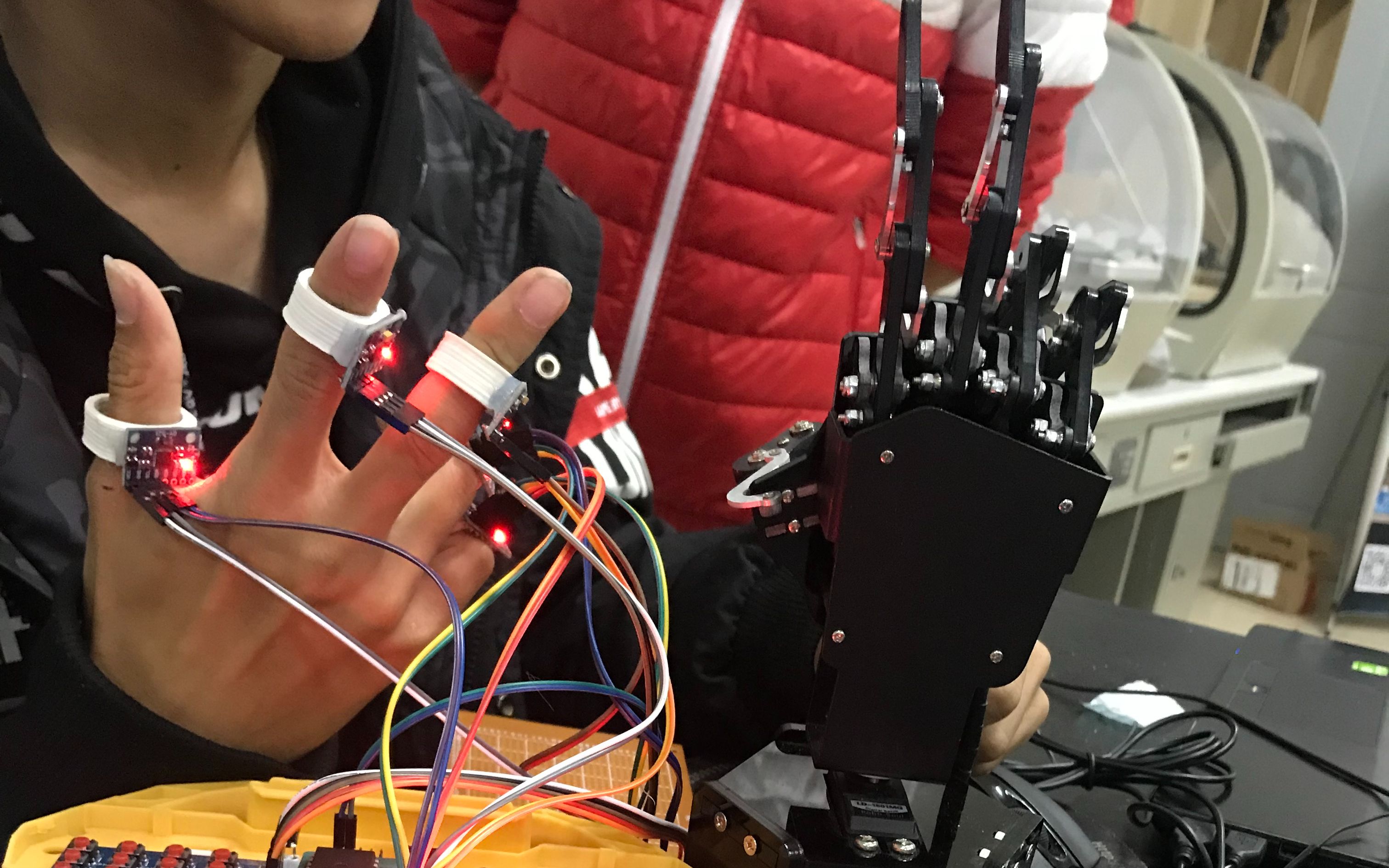 基于51单片机控制的体感仿生机械手