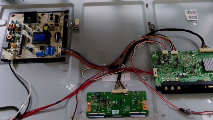 海信液晶电视红蓝指示灯闪烁不能开机,是一个小配件作怪可以拆掉