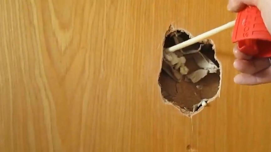 熊孩子把门碰了个大洞,看看如何修复木门上的破洞