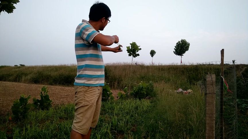 传统弹弓就该这么玩!估打,随意击发,眼睛盯着目标!啪!命中!