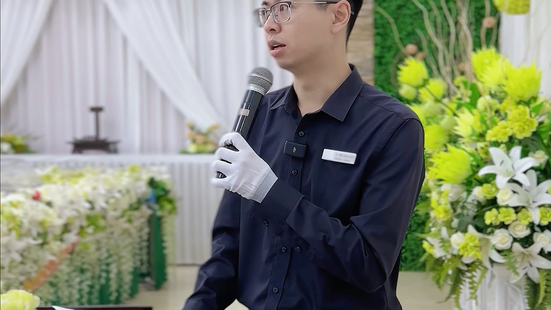 我是吴鹏 一名殡仪师很多人都不看好 殡葬行业但是总要有人 踏上征程...