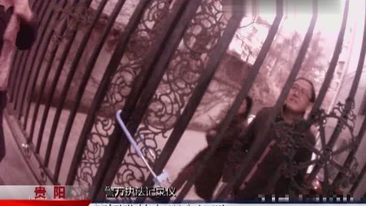 外来车辆停入单位大院,停车场管理员直接锁门
