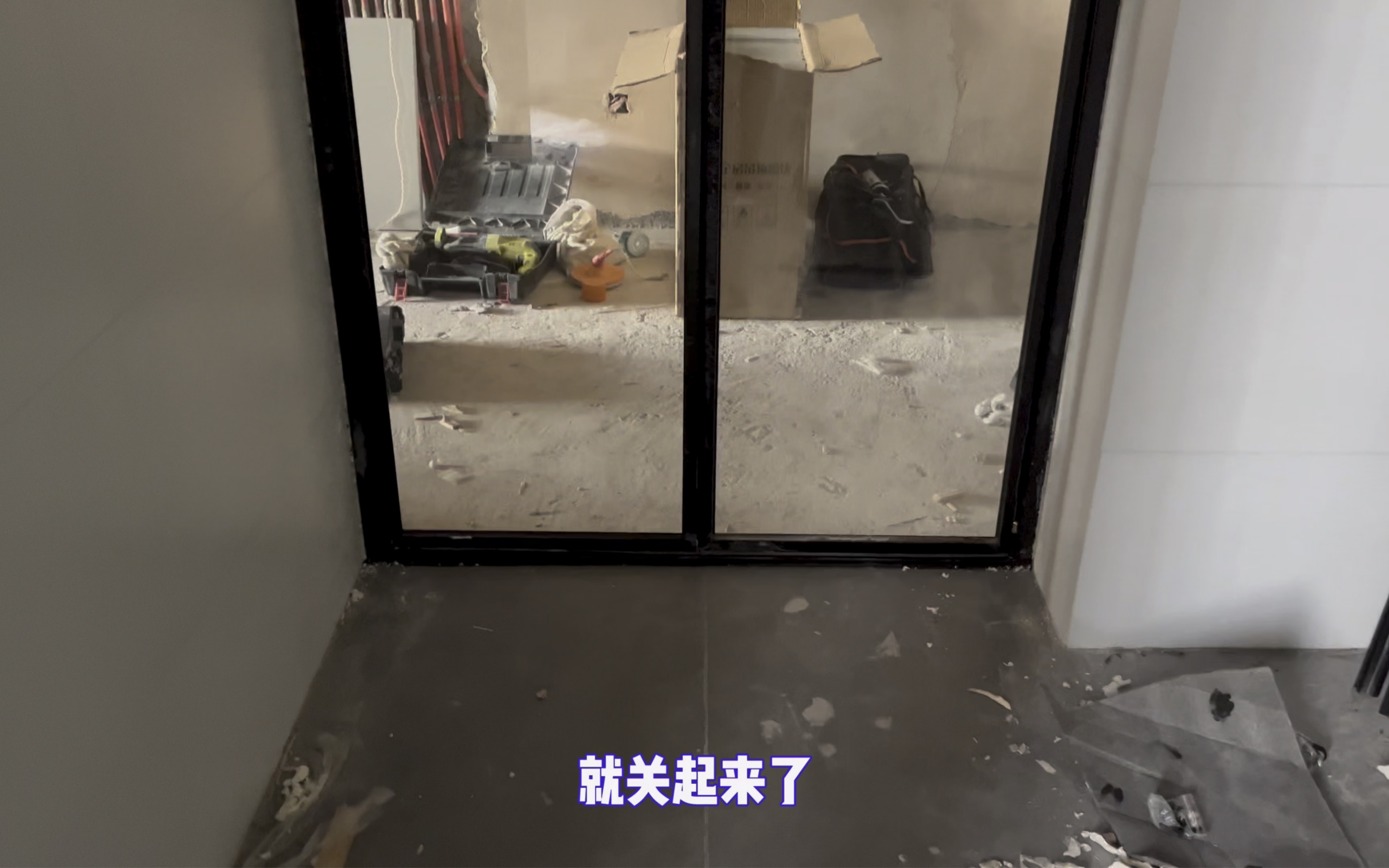 厨房门洞在1200左右做这种双扇折叠门很不错,不占空间,美观实用