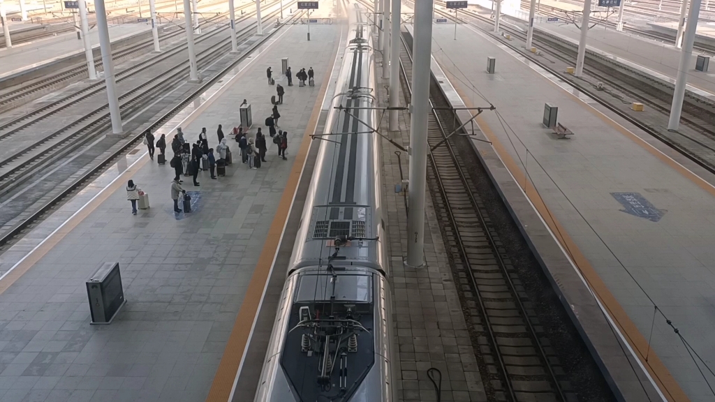 北京西开往广州南的G77次列车到达石家庄站,本务郑局郑州东动车所...