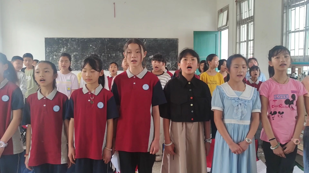 白沙小学孩子们的《萱草花》,这是乡村小学该有的模样,老师弹琴孩子...