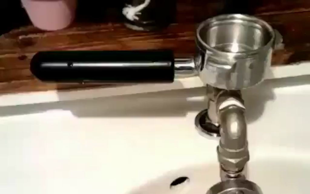 咖啡机手柄的另类用途,一看就知道这是咖啡师的家