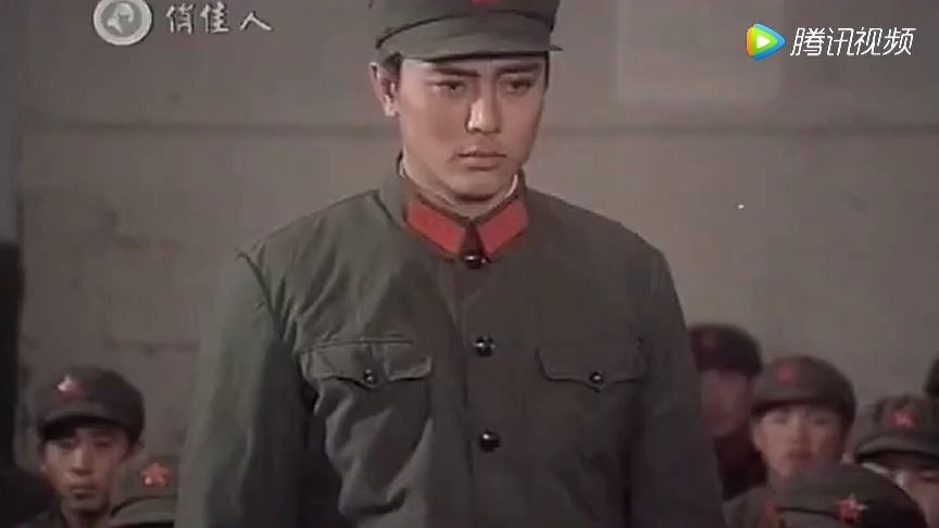 白桦林中的哨所:新兵与恋人依依不舍,不安心照顾狗狗军犬的工作