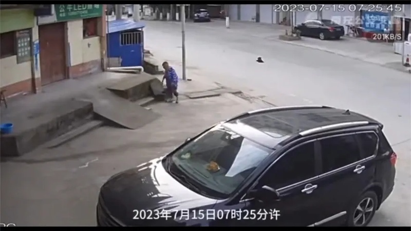 逆行把人命当儿戏,监控记录事故瞬间!