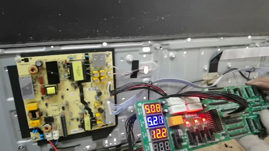 海尔65寸电视机,红灯亮不开机故障,看看哪里坏了?