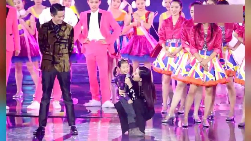 凤凰传奇亮相新年晚会联排 玲花女儿惊喜献声