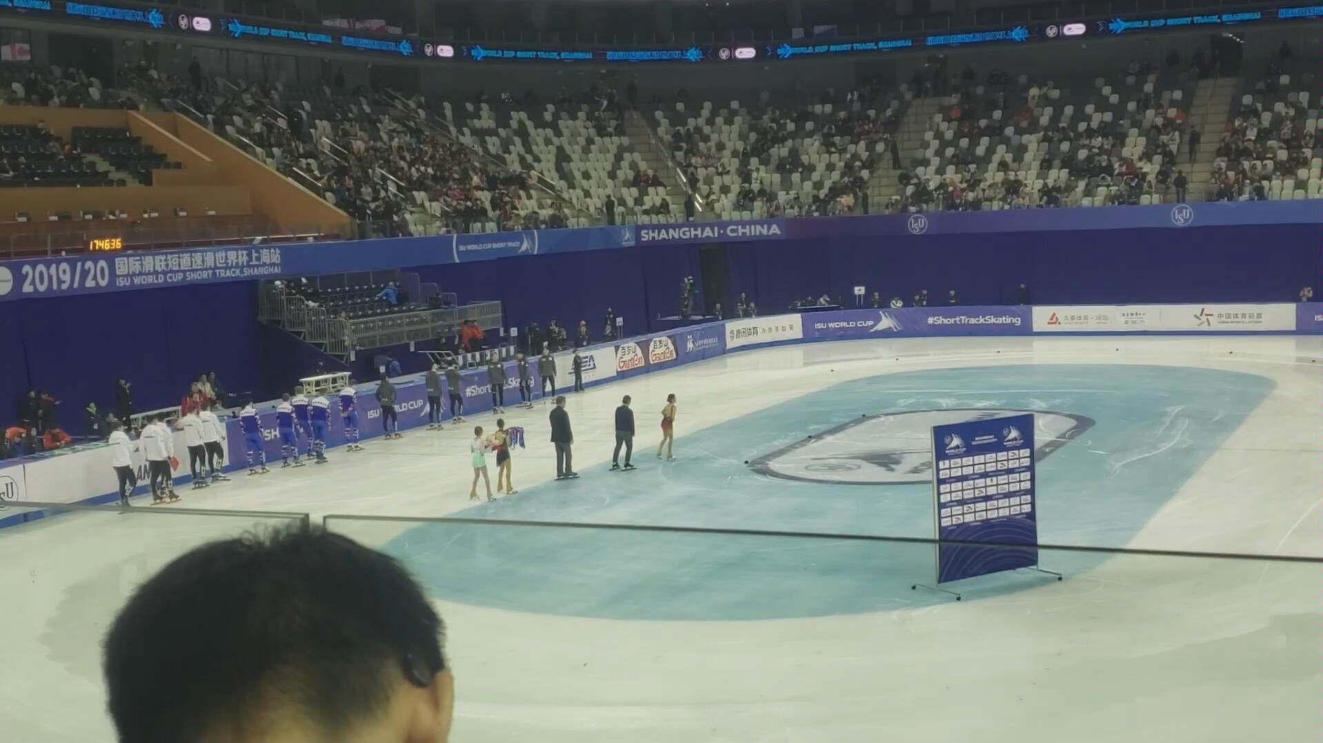 短道速滑世界杯上海站5000米接力颁奖 安贤洙真是一人带飞全队,太牛了