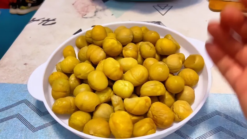 原来板栗竟然可以这样轻松剥皮,这样煮的板栗剥起来又快又完整
