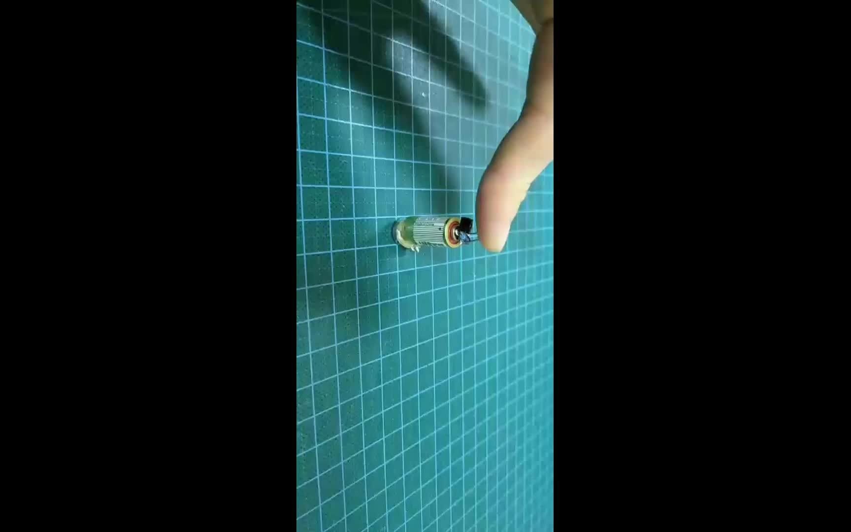 纽扣振动马达作品通过反作用力实现自旋转,棒棒哒