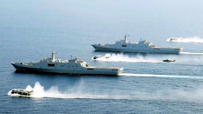 中国海军两巨舰同时现身南海 总吨位比肩航母 准备随时打仗