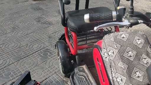 70岁老人电动三轮车还有三格电就不走了,查后电池充鼓做不了售后