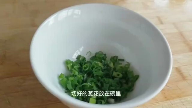 农村妈妈教你做花卷馒头,蓬松选软,咸香美味,做法简单还好吃